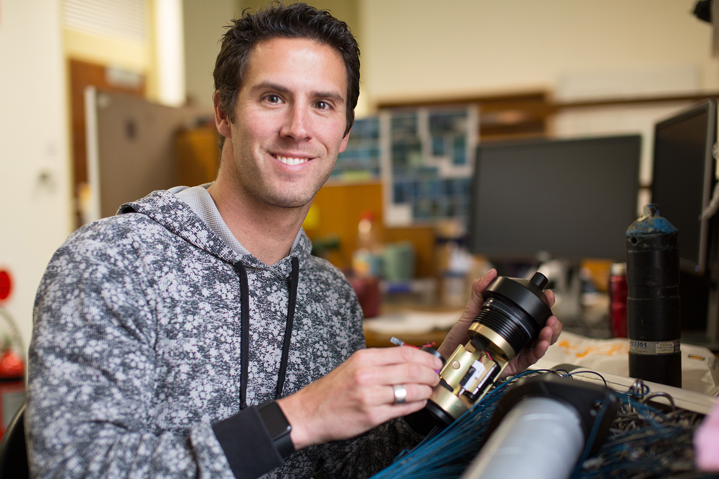 Study highlights complexity of shark-deterrent science