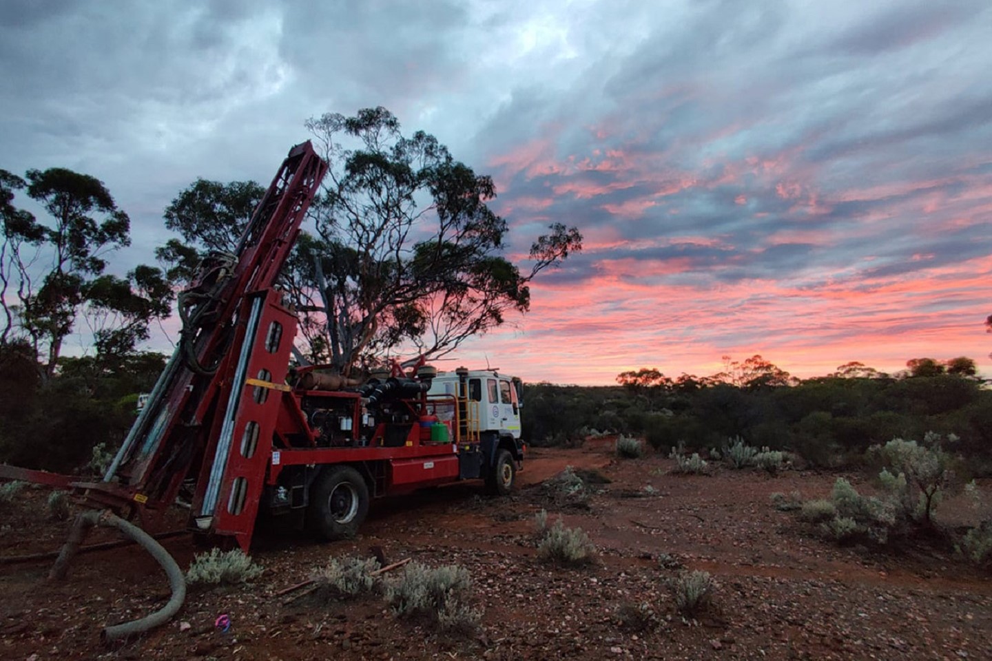 Si6 locks down rig for Laverton intrusive gold quest