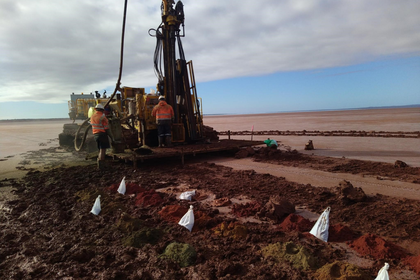 Air-core drilling hits shallow gold for Javelin