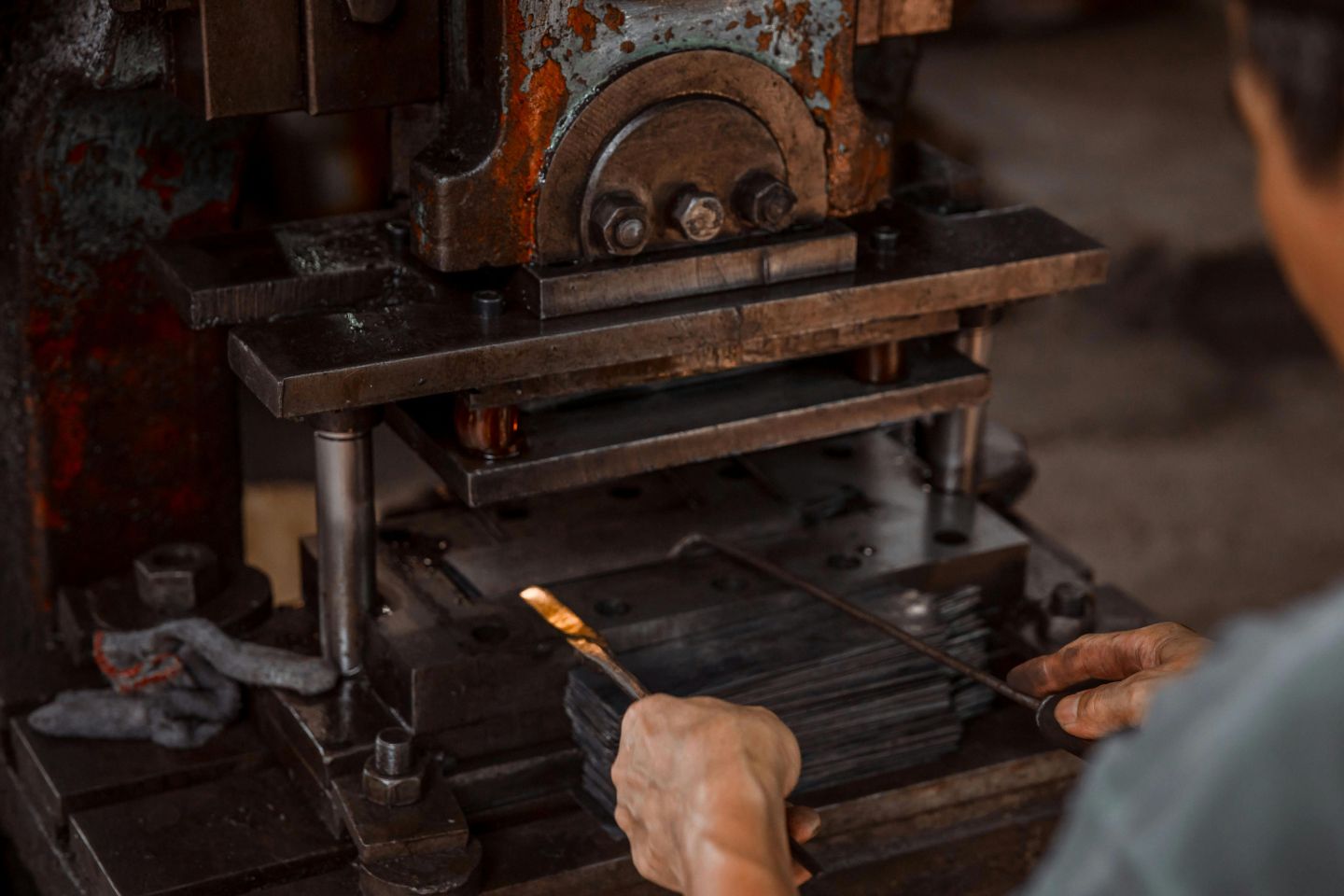 Company fined over staff’s face injuries